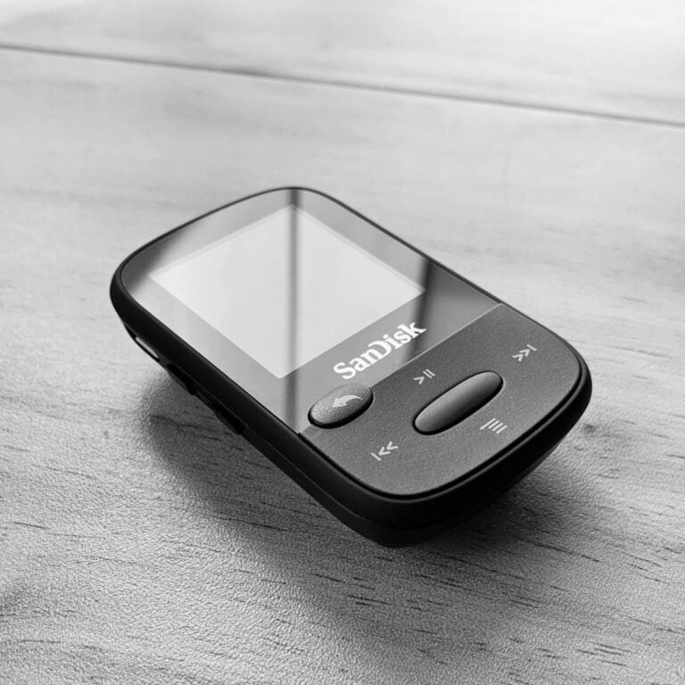 Why I Use an Old-school MP3 Player to Listen to Podcasts - Cat, Offline